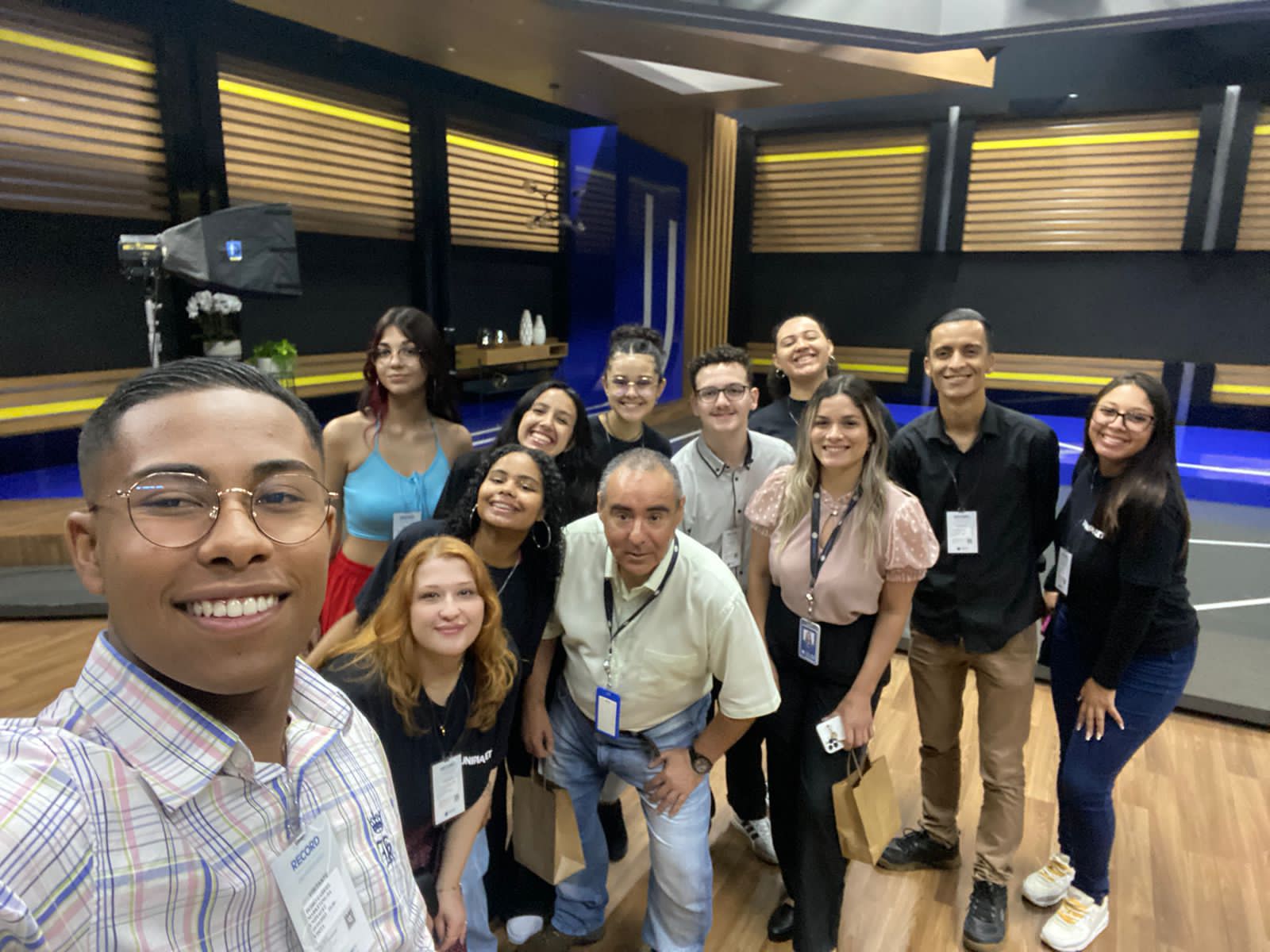 Estudantes de marketing do Unipiaget visitam estúdios da TV Record ...
