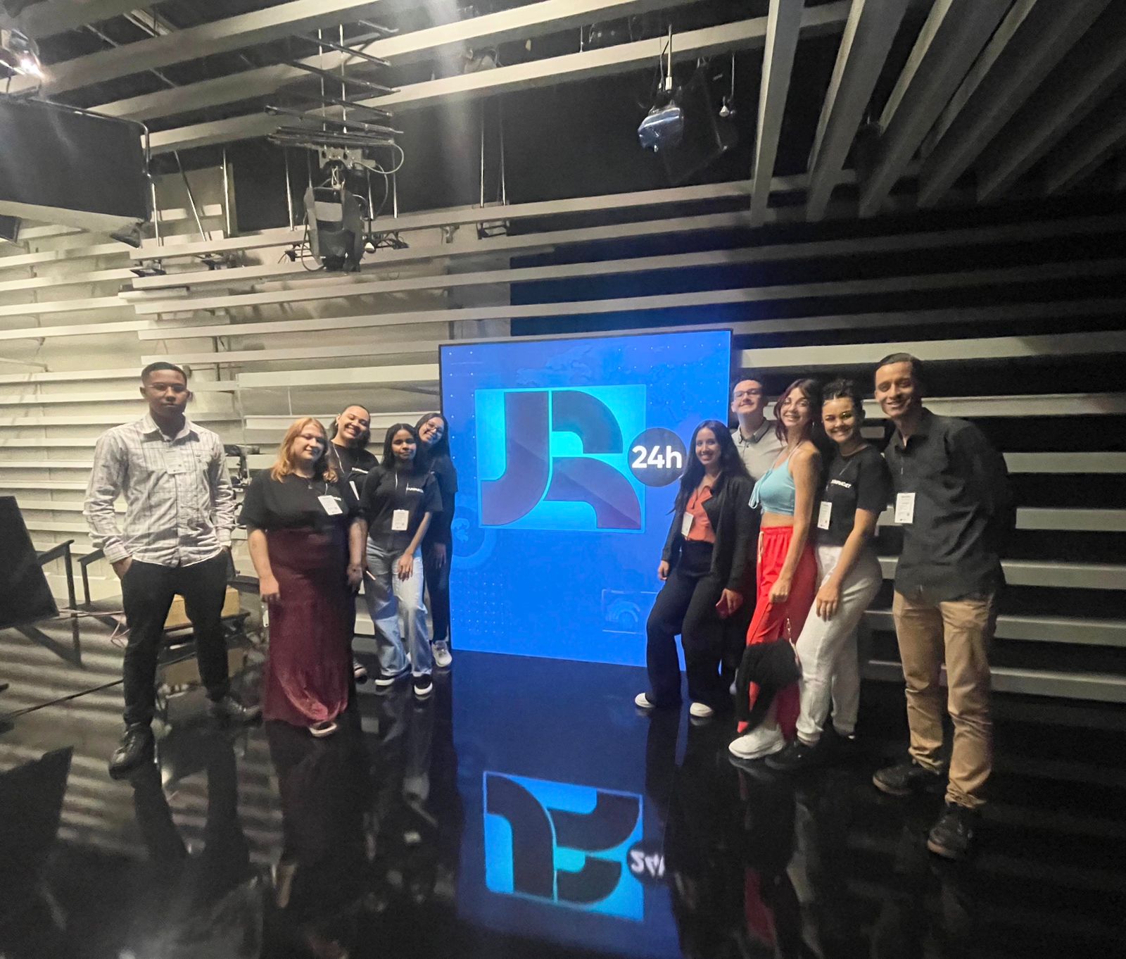 Estudantes de marketing do Unipiaget visitam estúdios da TV Record ...